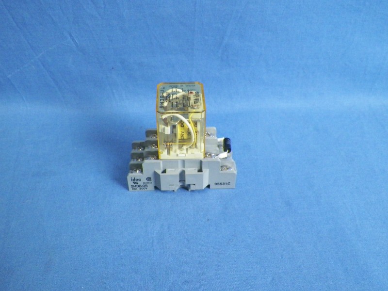 Idec RH3B-UL DC24V relay w.base