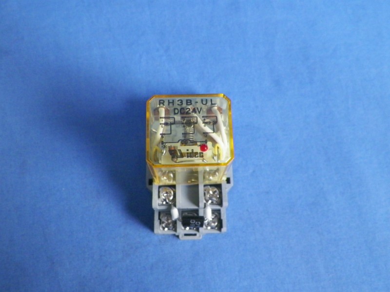 Idec RH3B-UL DC24V relay w.base
